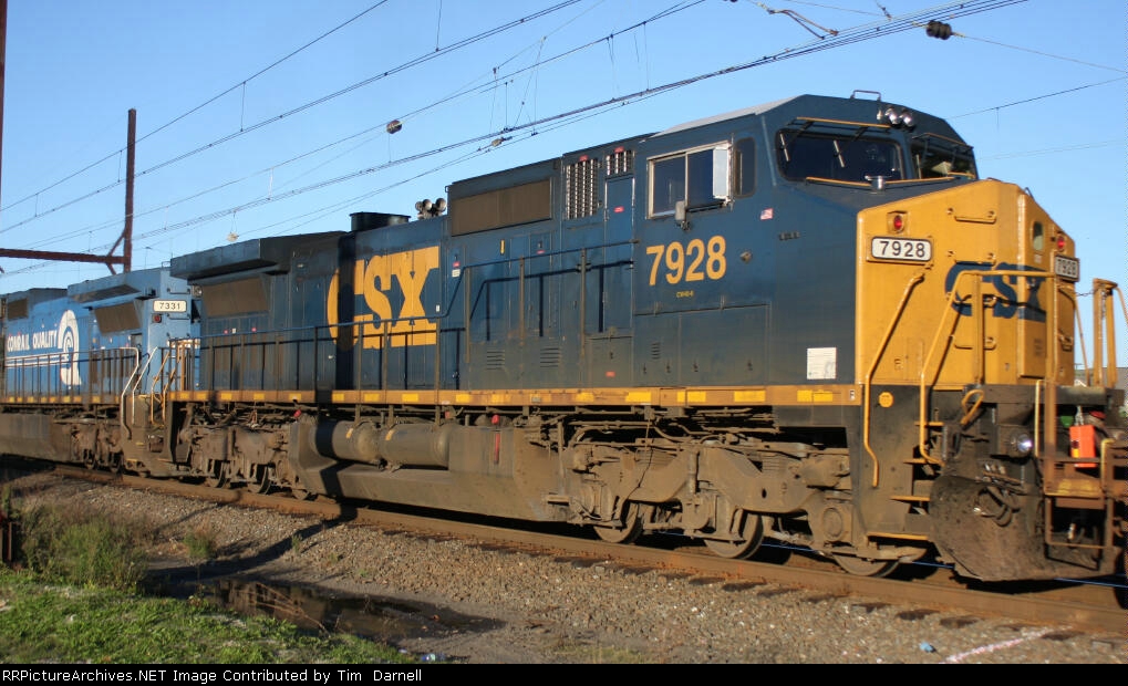 CSX 7928 on Q190